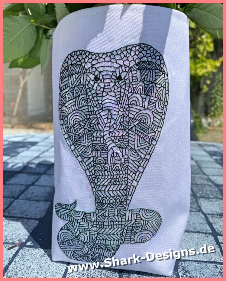 Embroidery file cobra in 6 quick embroidery sizes