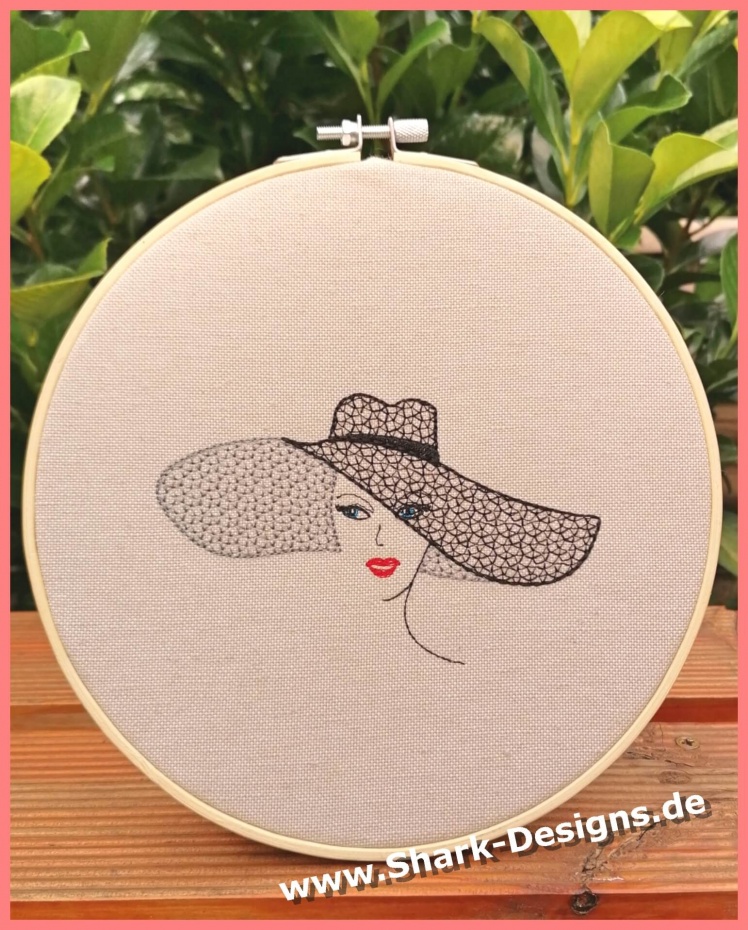 Lady Lydia in 4 behüteten Größen